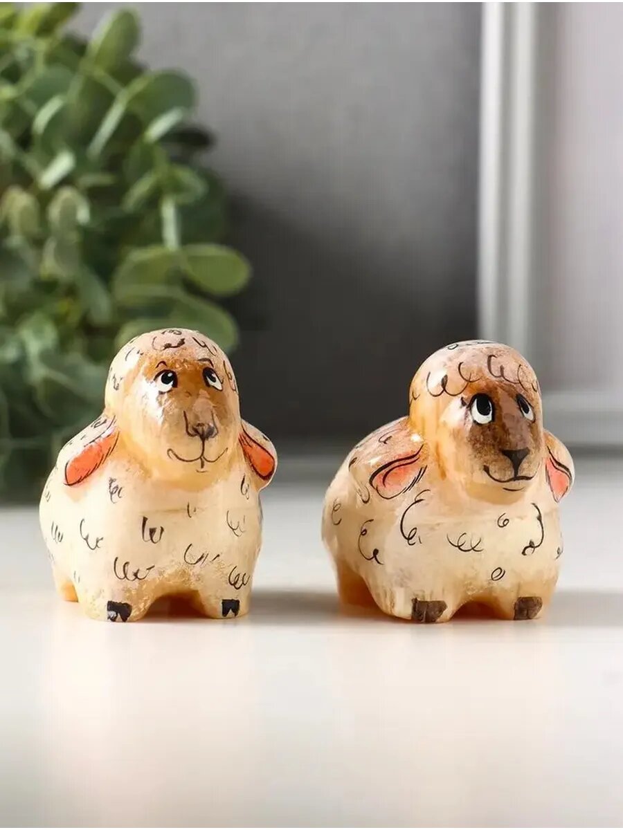 Маленькая фигурка овечки из селенита