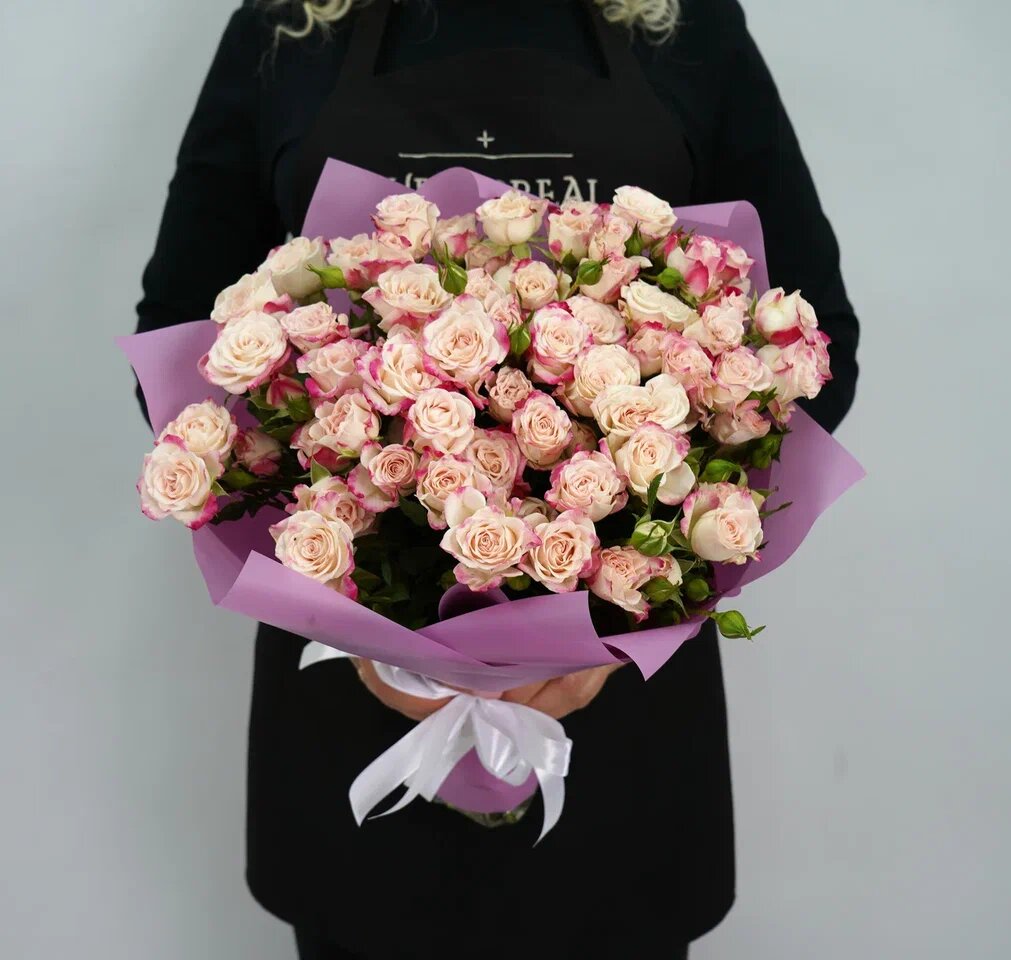 Монобукет THE FLOREAL кустовые розы 15 штук, высота 50 см, с бантом