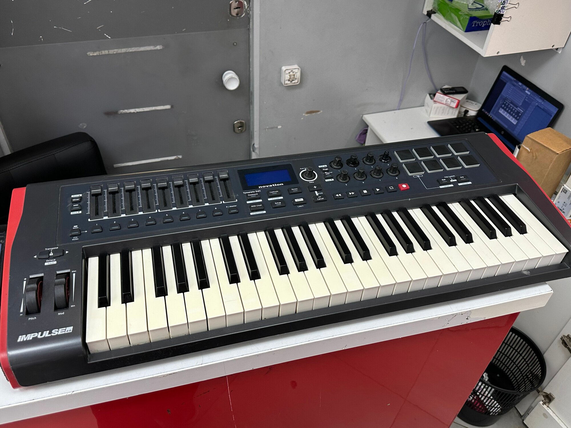 Миди клавиатура Novation Impulse 49, 8 пэдов, 49 клавиш, Pitch/Mod контроллеры — фото 1