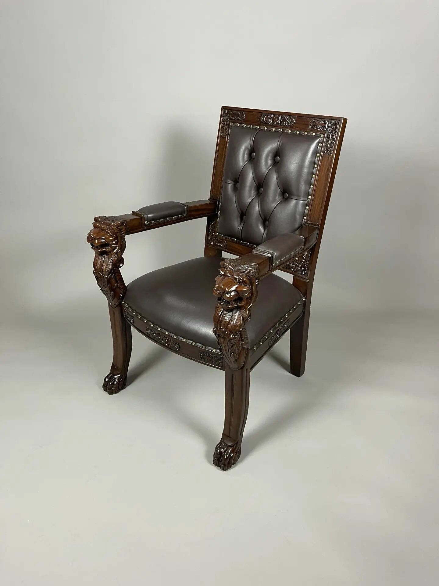 Кресло резное со львами и кожаной обивкой DOMKORLEONE, красное дерево (mahogany wood), цвет орех ASD (коричневый)