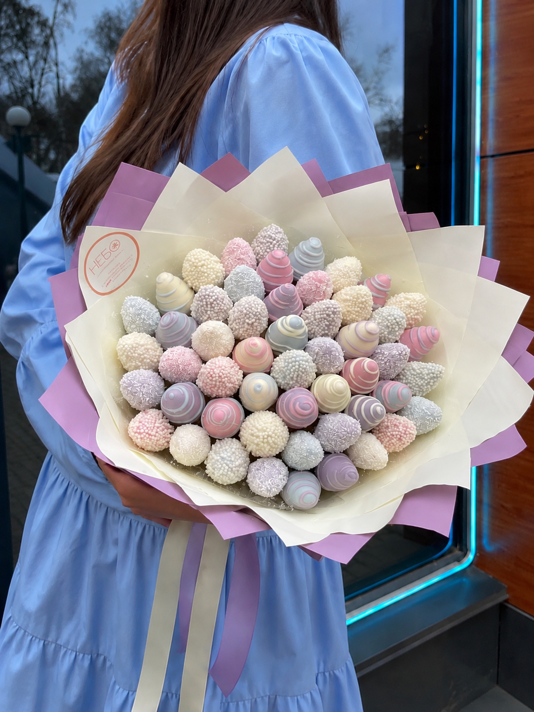 Букет с клубникой в белом, розовом, голубом и фиолетовом шоколаде, кокос, белый рис, 600 г, Charm