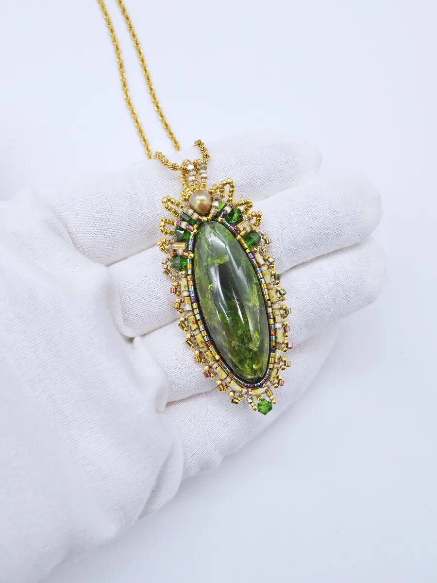 Подвеска ручной работы с хромдиопсидом и Swarovski