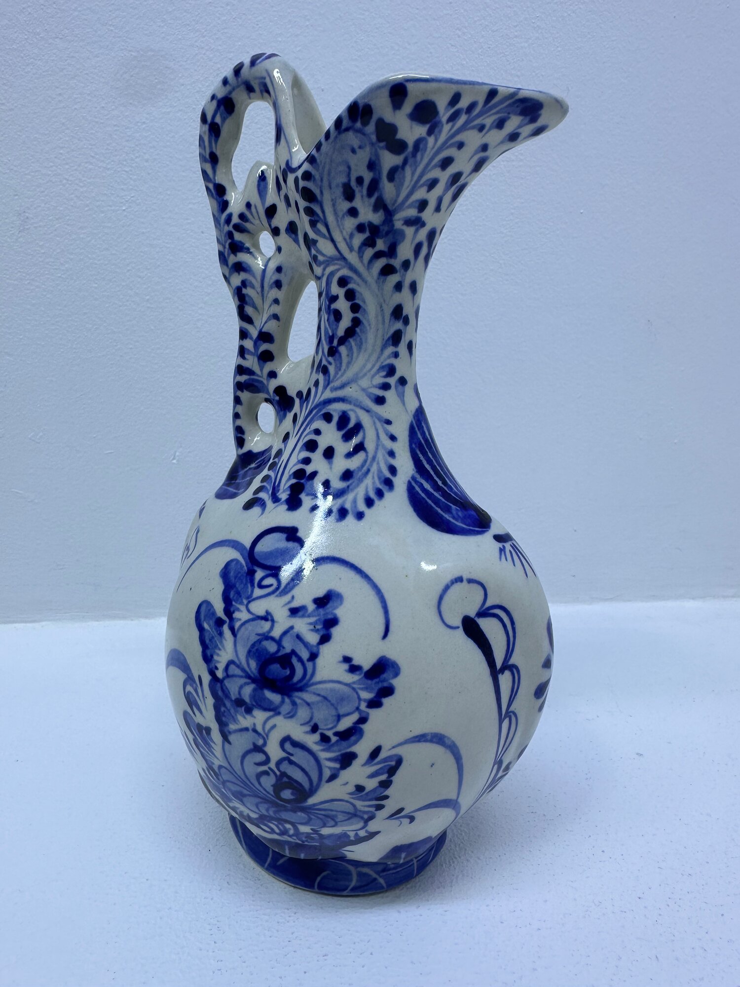 Кувшин с растительным декором "Linh Chi Dai Bo", фаянс, роспись, Вьетнам, 1980-1990 гг.
