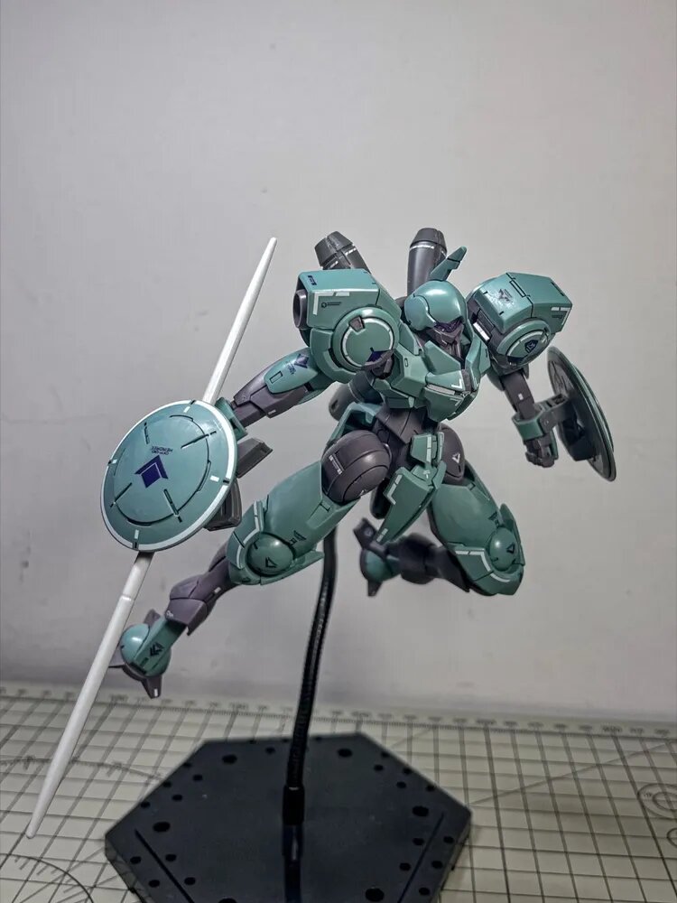 Робот с копьем и щитом, зеленый ABS пластик, 14+, шарнирная, Линейка: HG Gundam, Пол: унисекс — фото 1