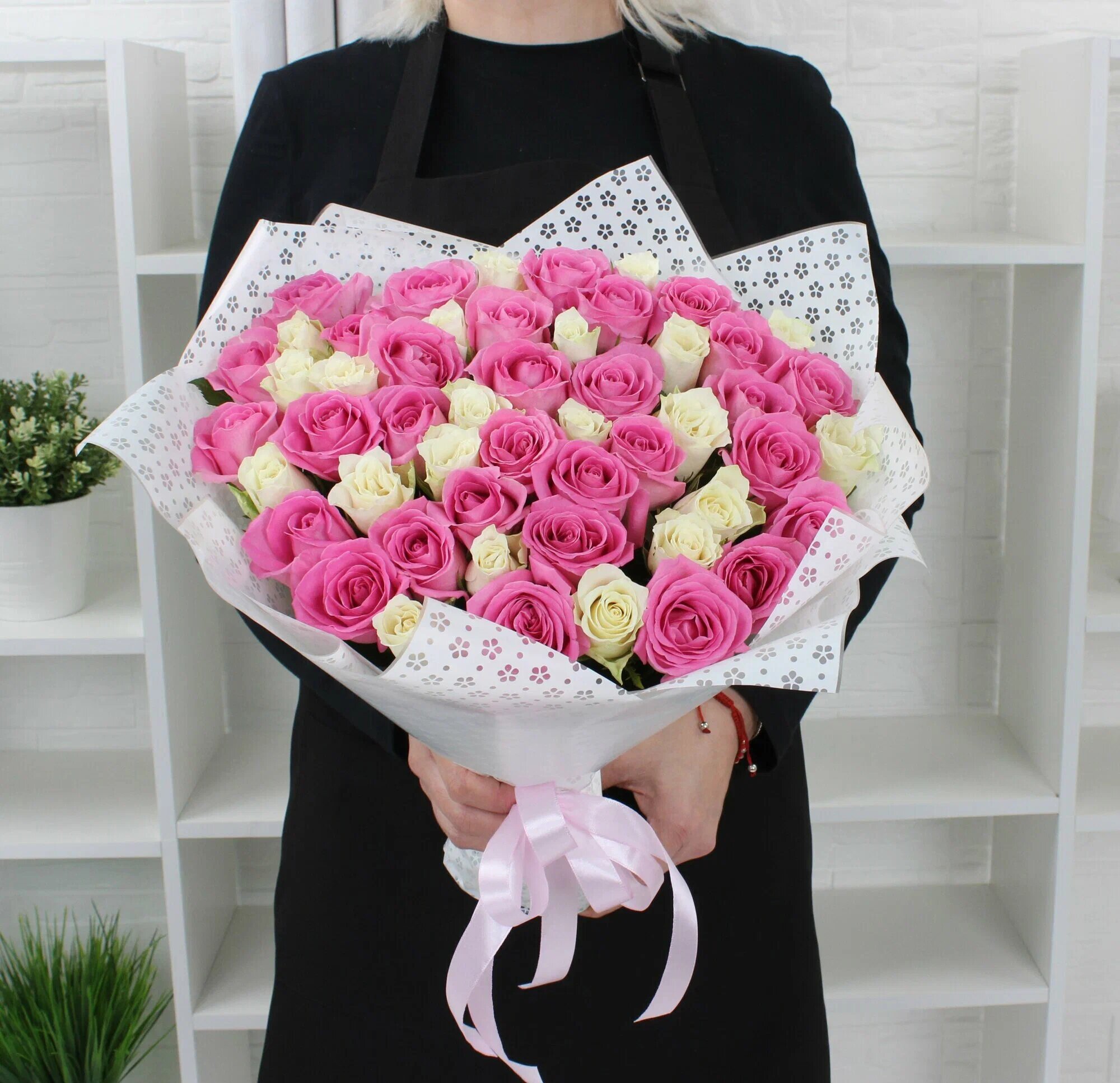 Монобукет THE FLOREAL розовая и белая роза 51 штука, высота 40 см, с бантом