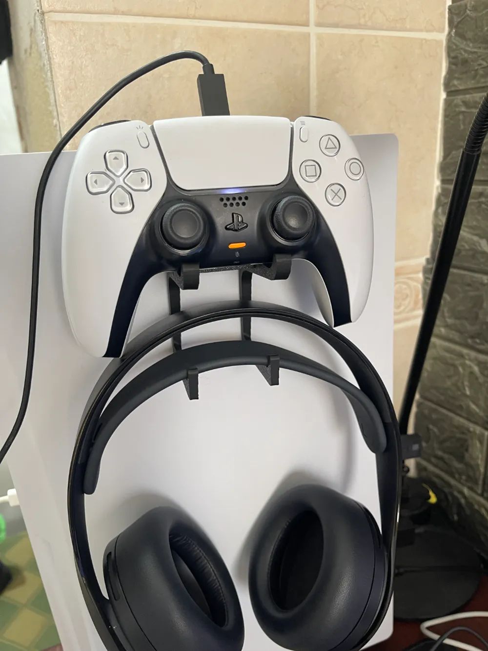 Держатель для геймпада PS5 и наушников