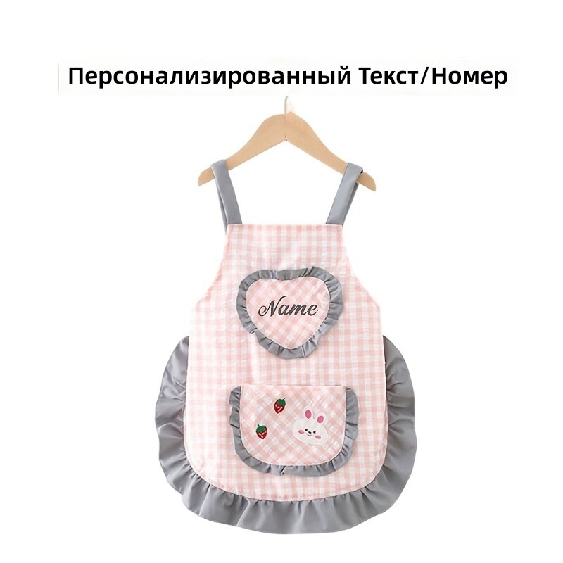 Мини-фартук в клетку с вышивкой имени или номера и карманом на оборках, серо-розовый