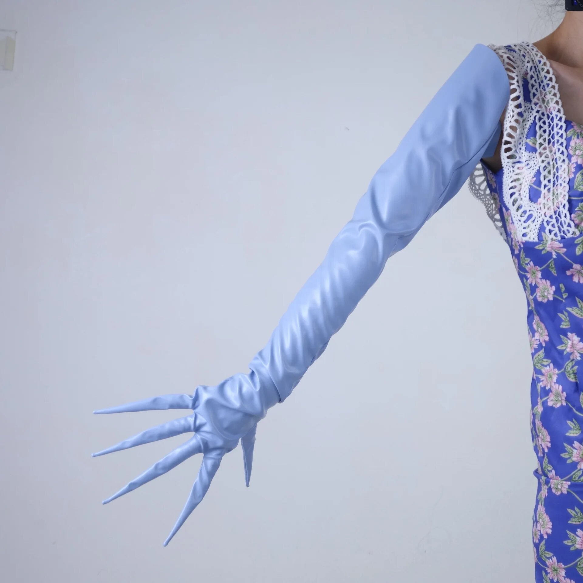 Когтистые перчатки из лакированной кожи light blue 85cm