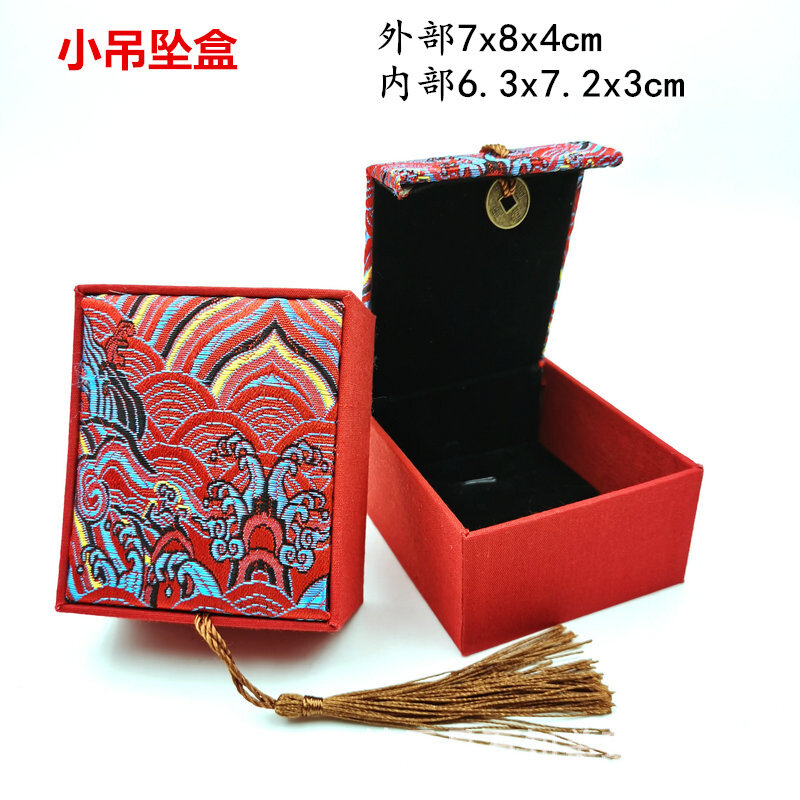 Элегантная красная маленькая коробка для подвесок с вышивкой цветов, идеально подходит для хранения ожерелий, колец и