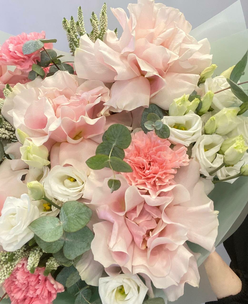 Букет JUSTFLOR "Тиффани", гвоздики, вероника, розы, эустомы, розовый цвет — фото 1