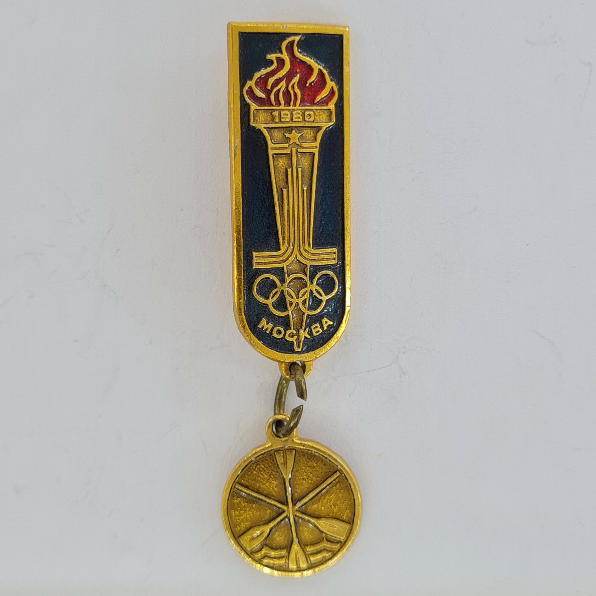 Значок СССР. Москва 1980, олимпийская символика, факел и кольца. Винтажный значек.