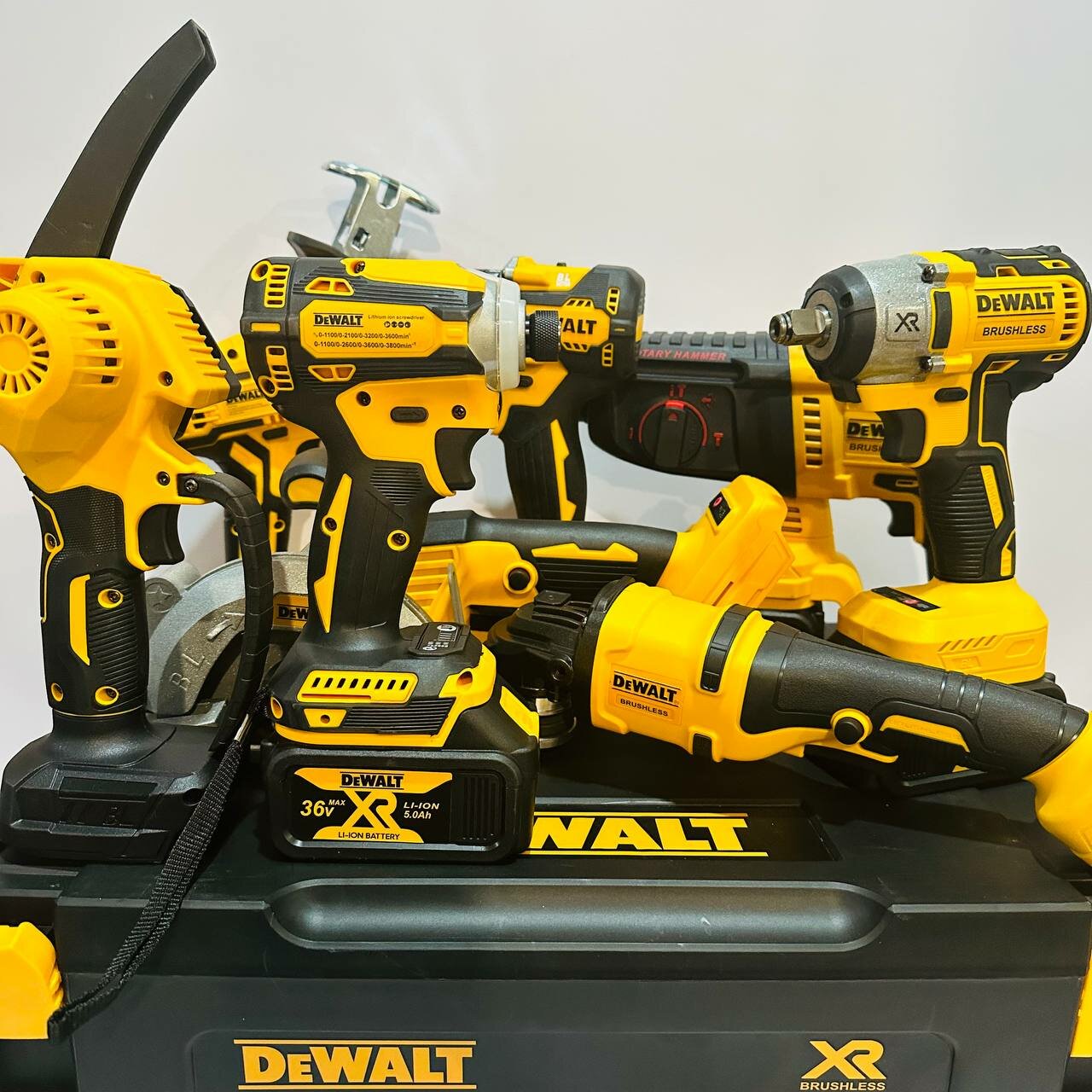 Набор аккумуляторных инструментов DeWalt 8в1
