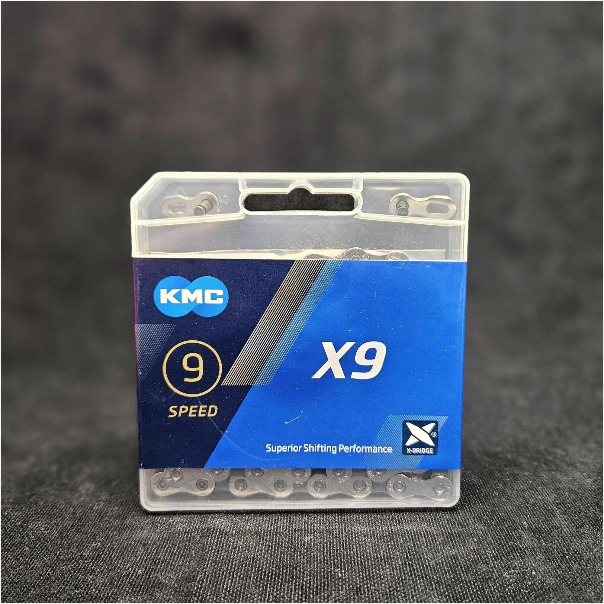 Эксклюзивная цепь KMC X9 на 9 скоростей, 114116 звеньев серебристосерого оттенка, комплектуется замком MissingLink 9R CL556R