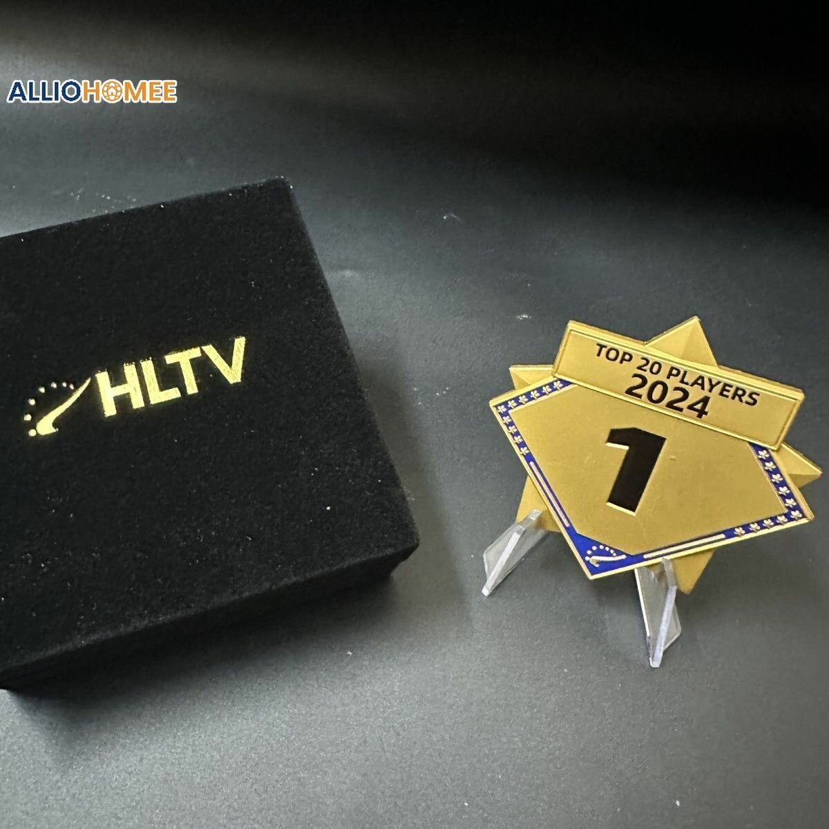Реплика высшей медали CS2 от HLTV, на которой изображены Донк, S1, Мпле и Нико; та же самая высшая медаль, которую используют профессиональные игроки в CS: GO.