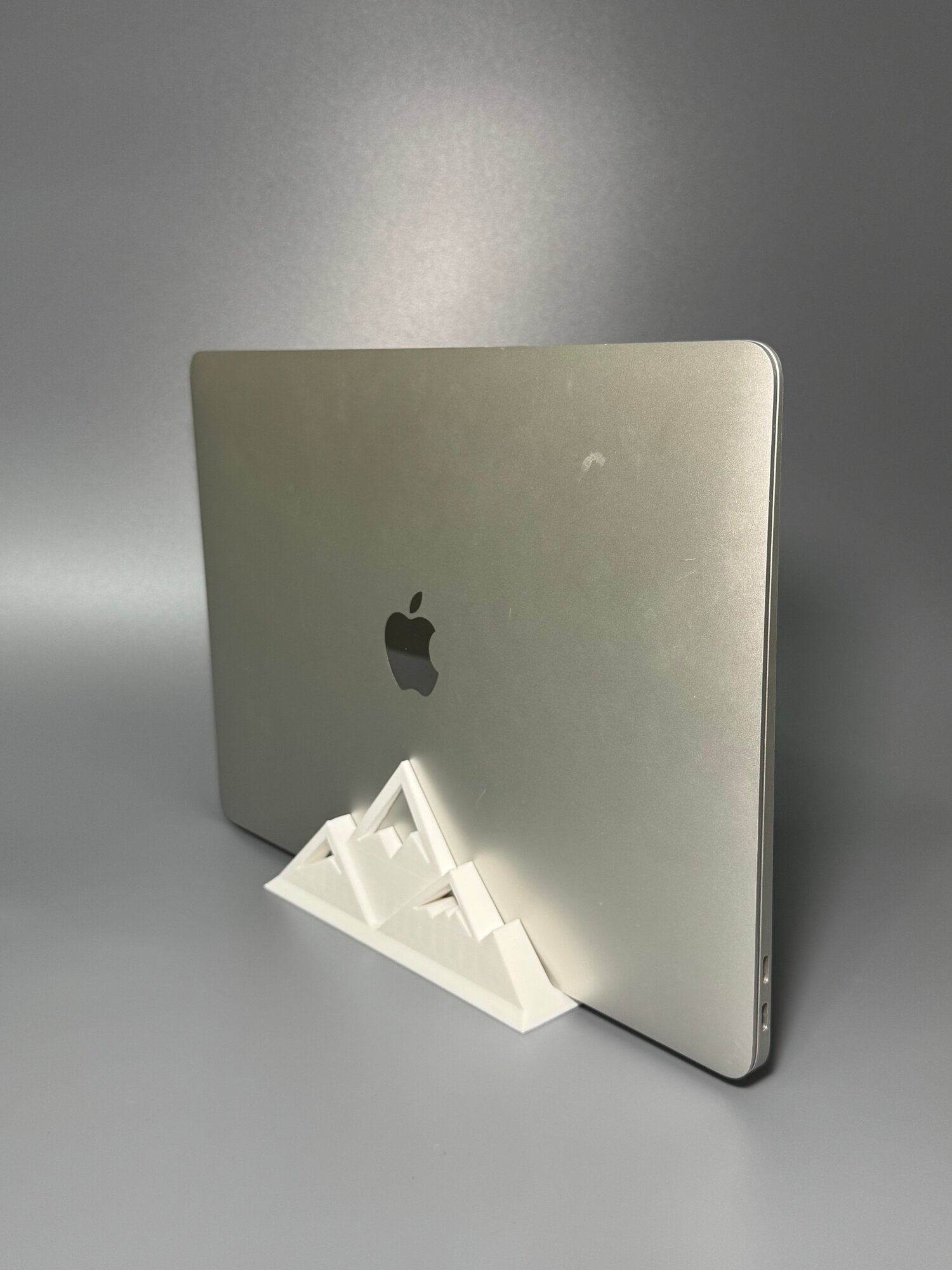 Подставка для ноутбука MacBook вертикальная в форме горы, пластик, белая