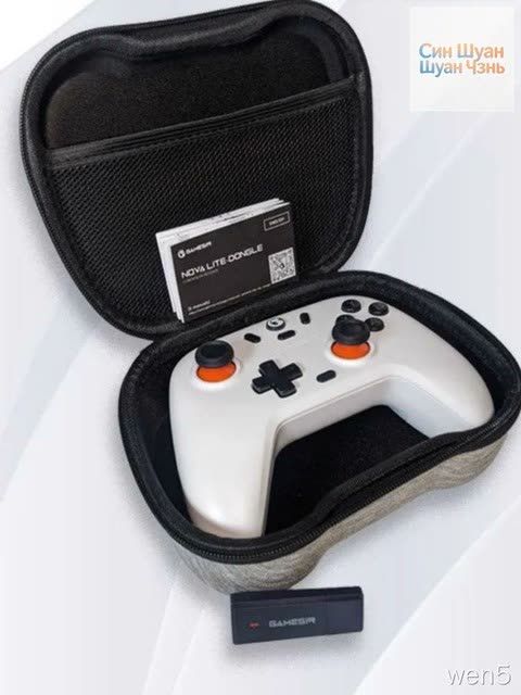 Игровой геймпад Gamesir Nova Lite с USB-приёмником, белый с оранжевыми стиков в жестком чехле, для ПК/ПС — фото 1