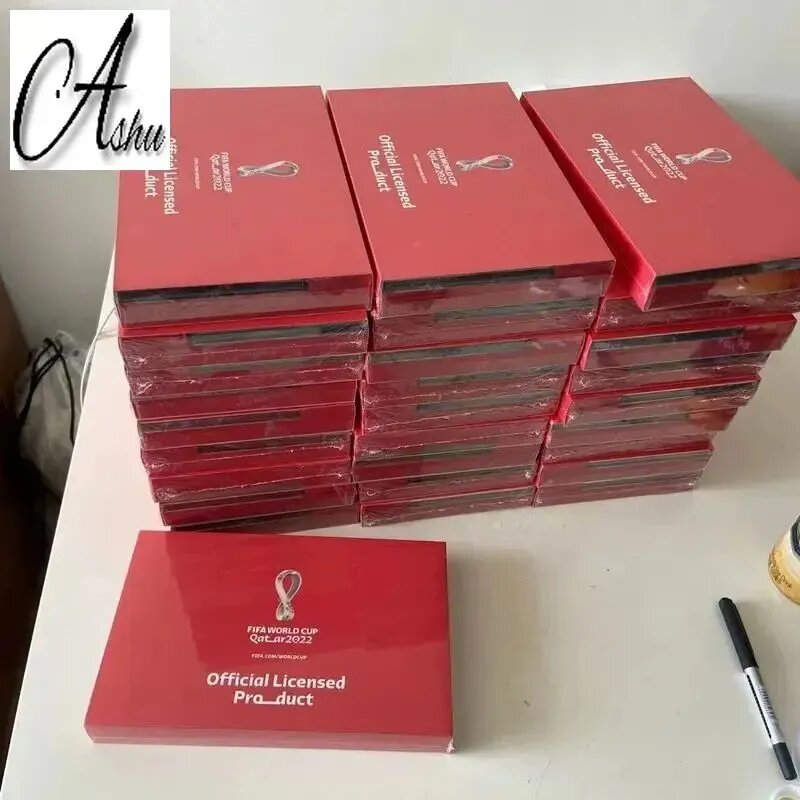 Футбольные памятные монеты ЧМ 2022 в подарочной упаковке с сертификатом подлинности и автографом коллекционное издание, набор из 8 монет.