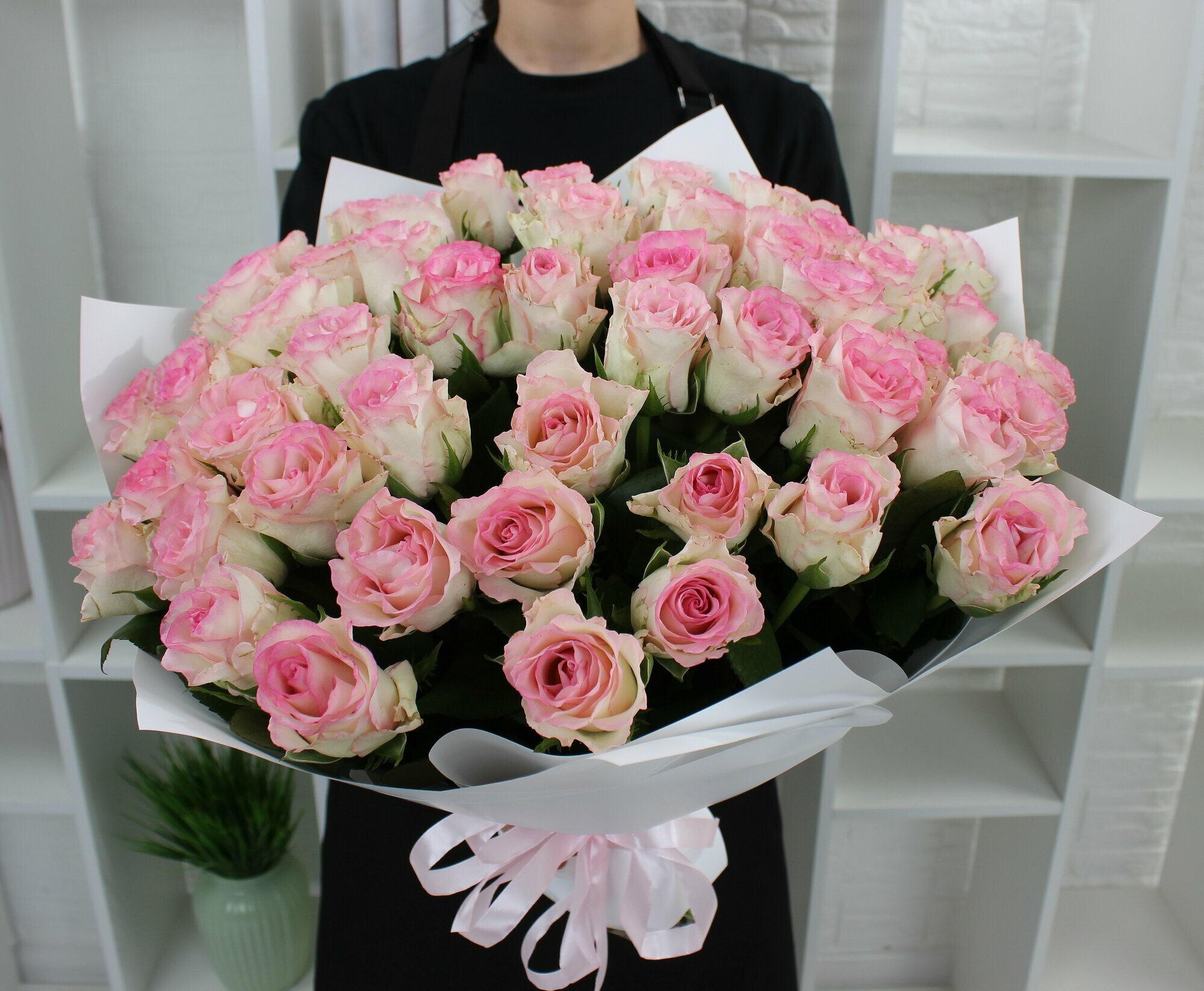 Монобукет THE FLOREAL бело-розовая роза 51 штука, высота 40 см, с бантом