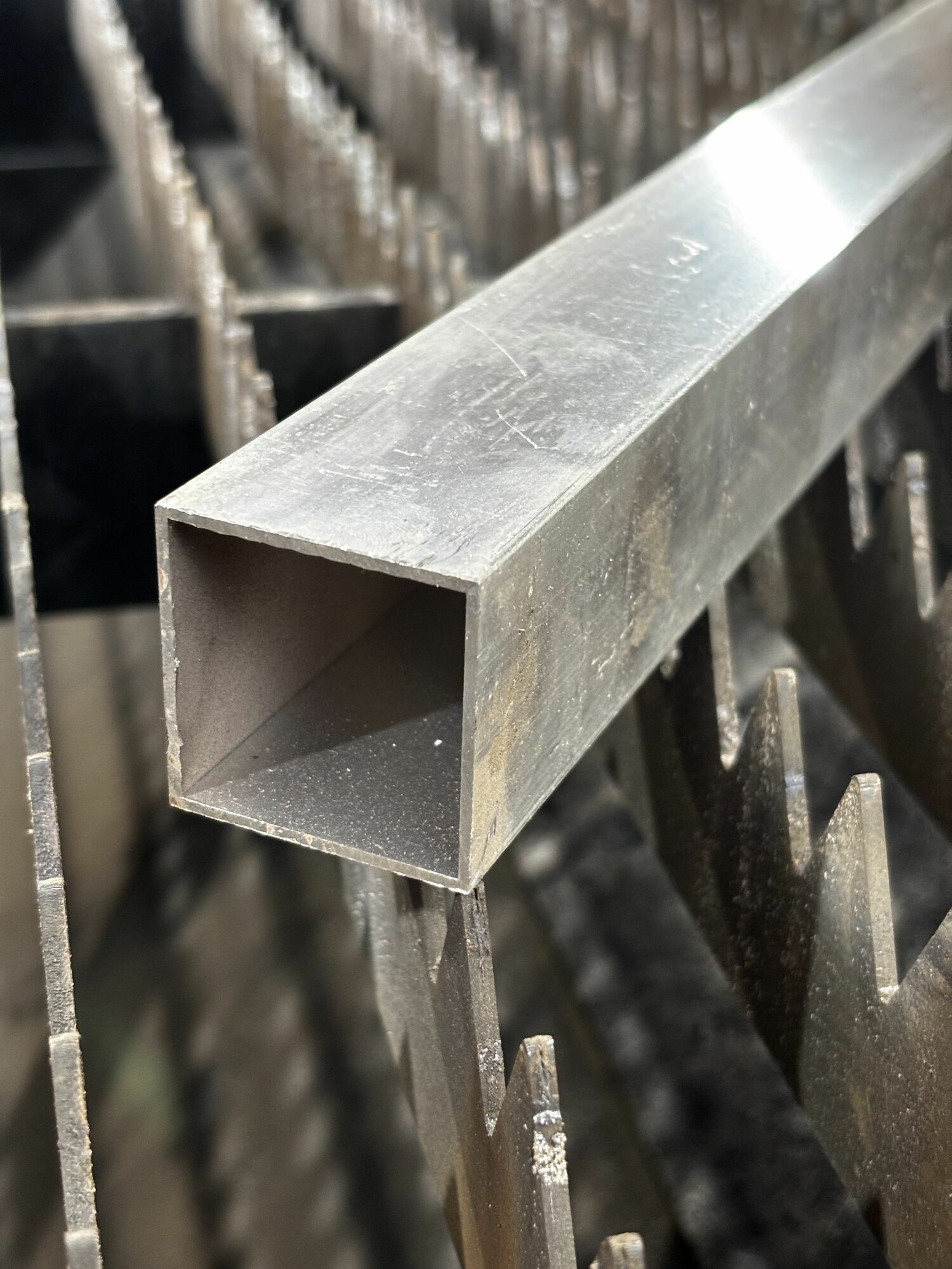 Труба профильная алюминиевая 40 мм на 40 мм, толщина 1.5 мм