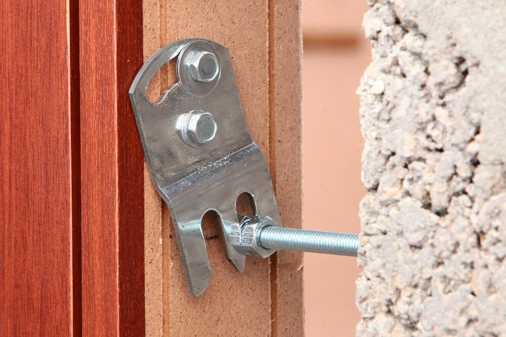 Крепеж для установки дверей