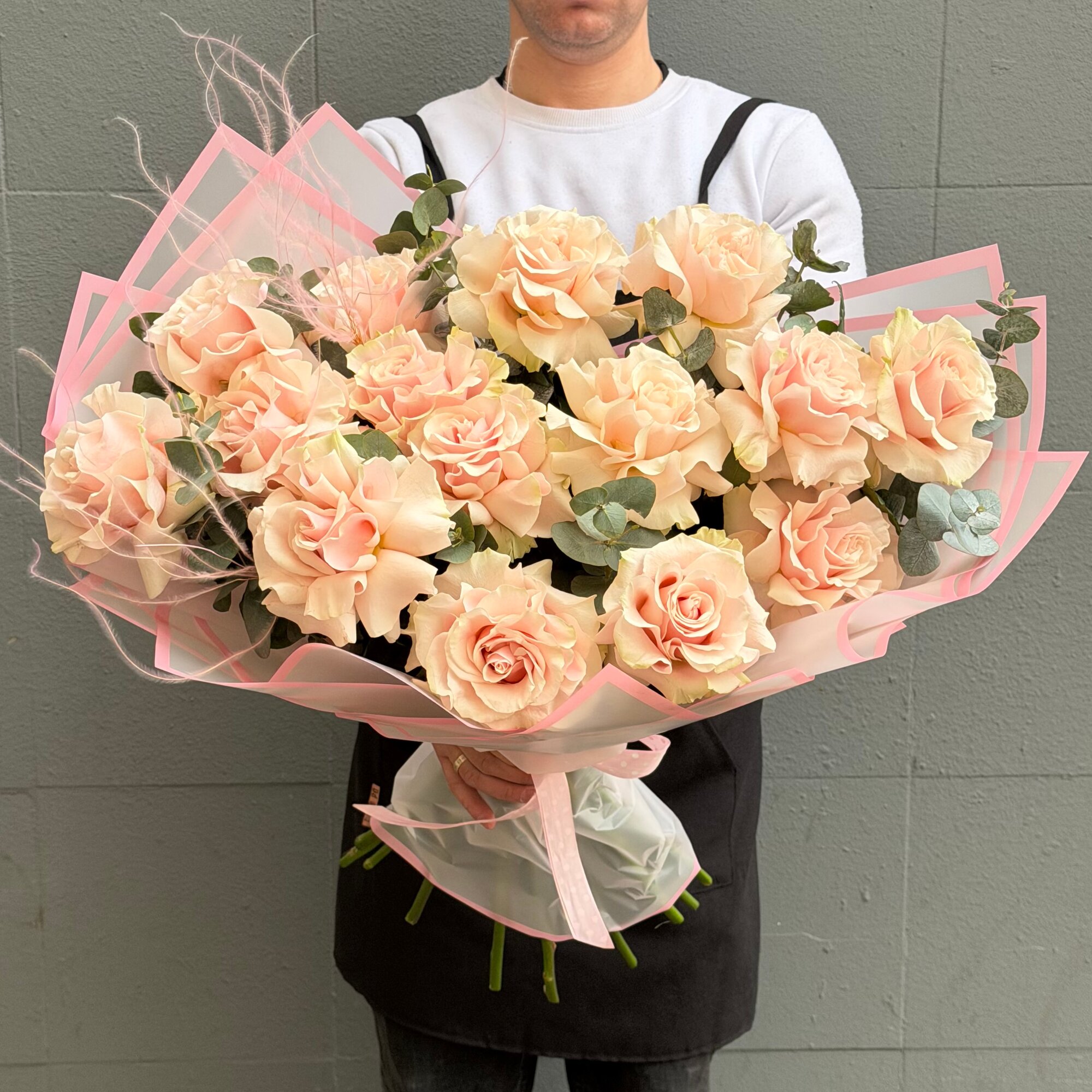 Монобукет Rybe-Flowers, розы, эвкалипт, 15 цветов, высота 60 см