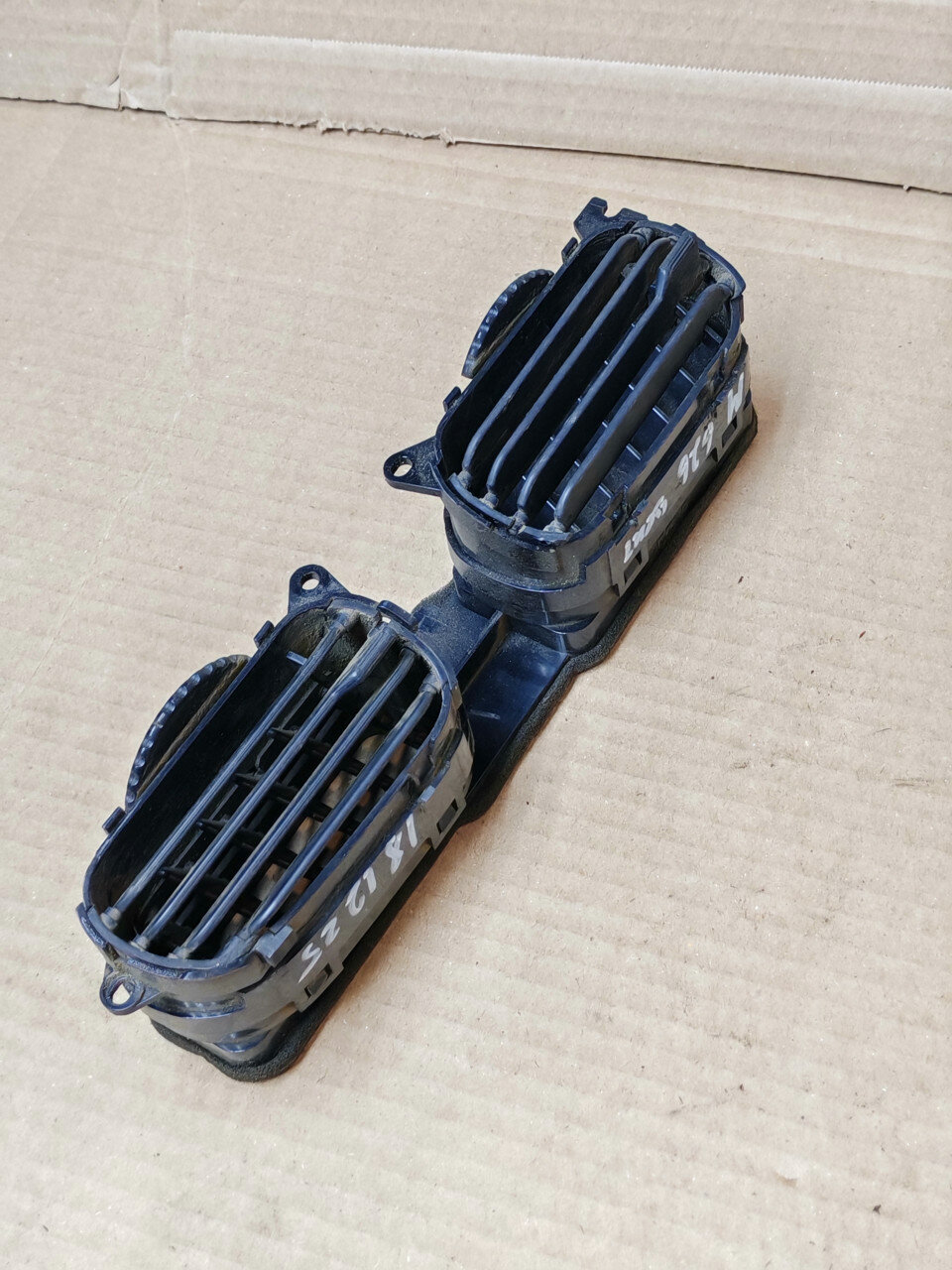 Воздуховод центральный Mazda 626 GE 1,8
