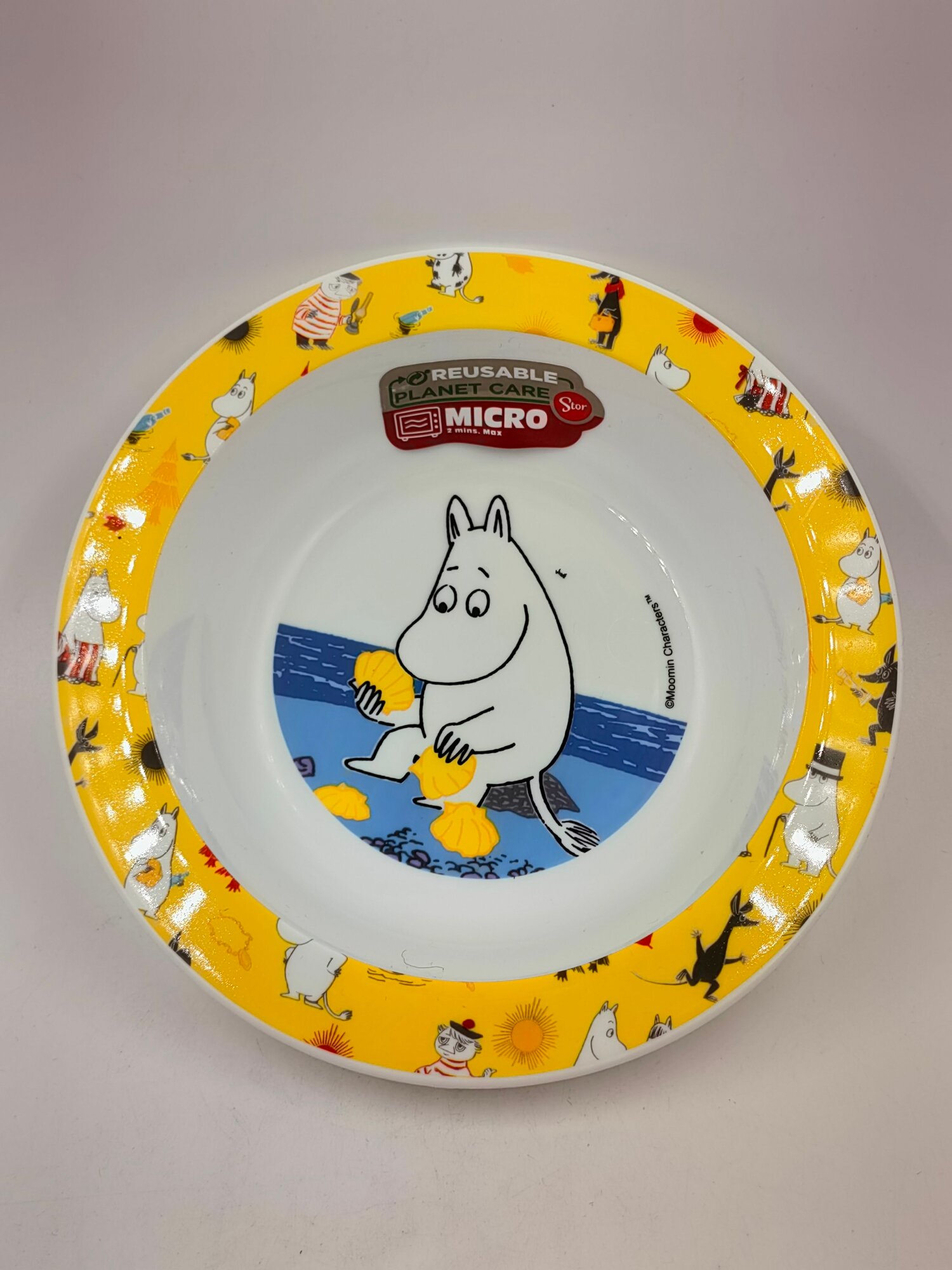 Moomin Миска пластиковая "Муми-тролль, собирающий мидии", с желтым краем, диаметр 16 см (из Финляндии)