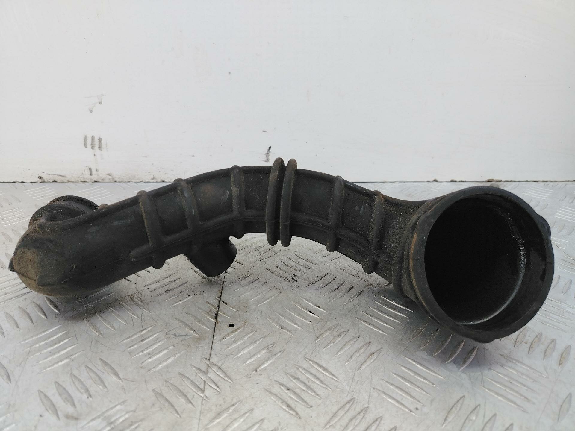 Патрубок чистого воздуха (к турбине) Ford Focus (1998 - 2001) 98AB9R504CE