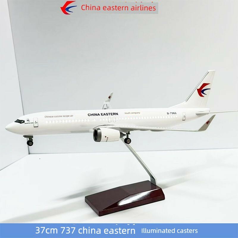 Модель Боинг 737-800 авиакомпании Чжунго Дуньфэн с подсветкой и шасси, 37 см