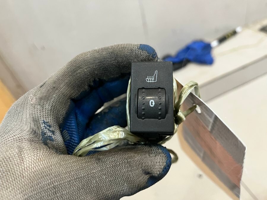 Кнопка обогрева сидений от Ford Focus 2 2004-2008