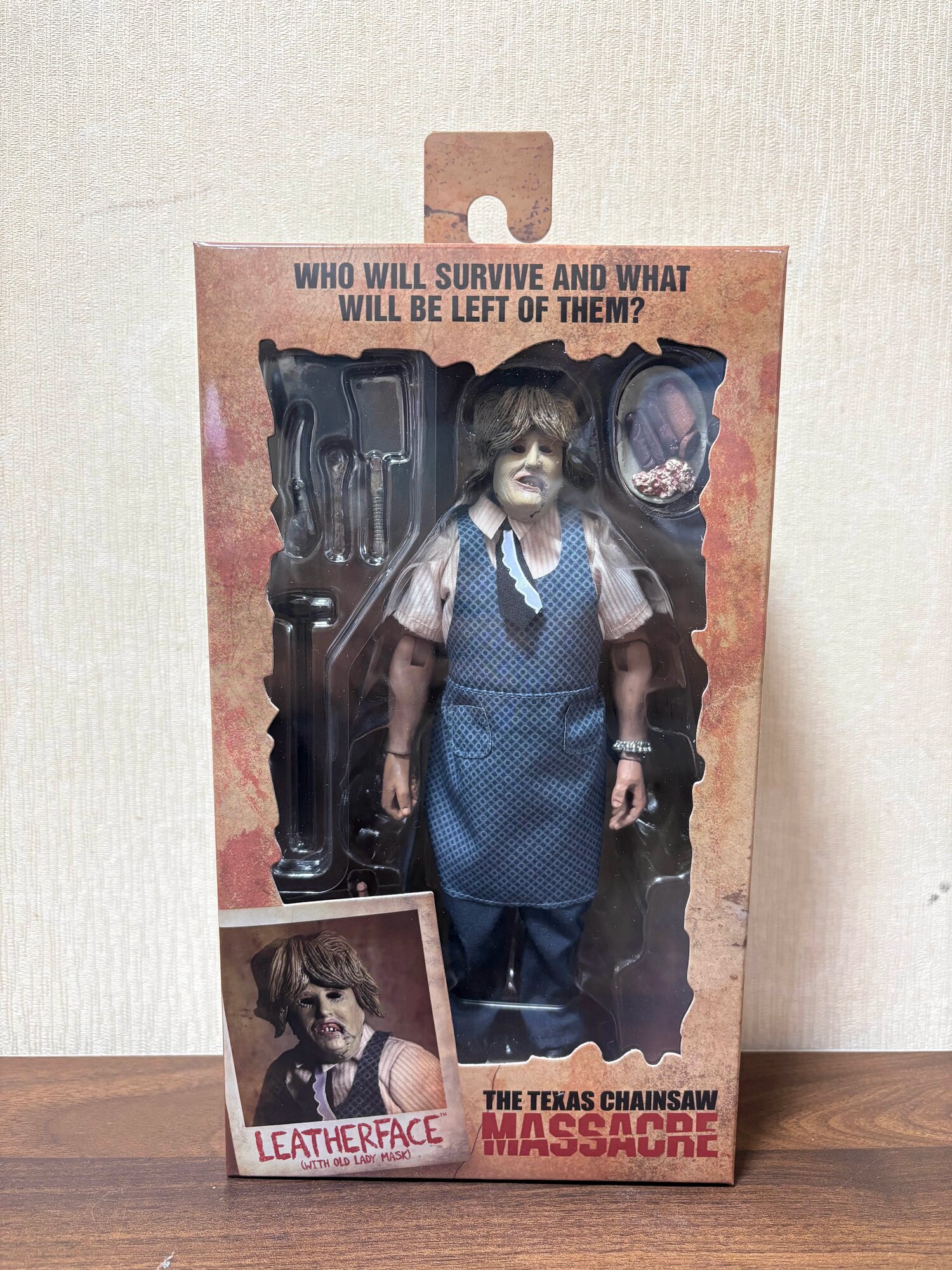 NECA Фигурка Leatherface с маской старой женщины 8 дюймов