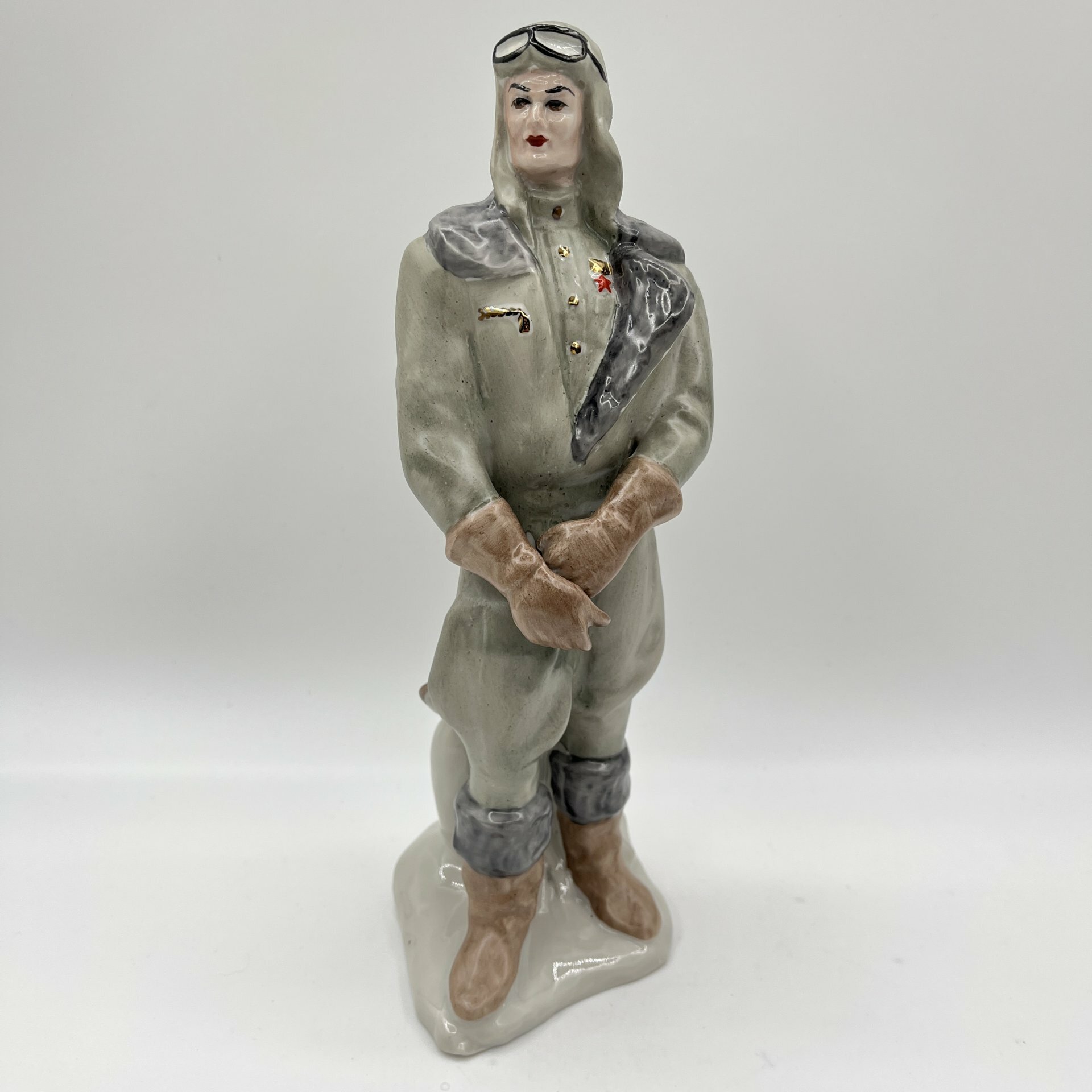 Статуэтка "Лётчик" (Валерий Чкалов), по модели Б. Ф. Лоренцова, фарфор, роспись