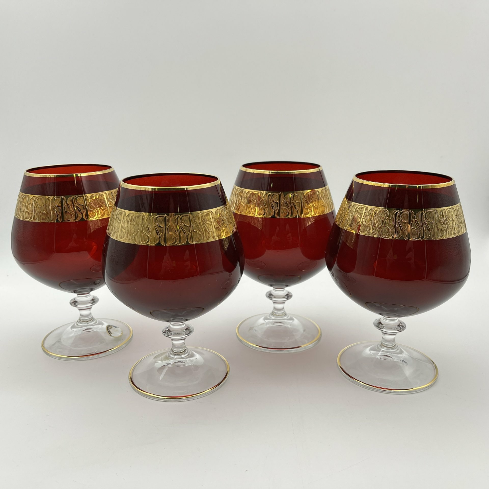 Набор из 4-х бокалов красного оттенка с золоченым декором на тулове