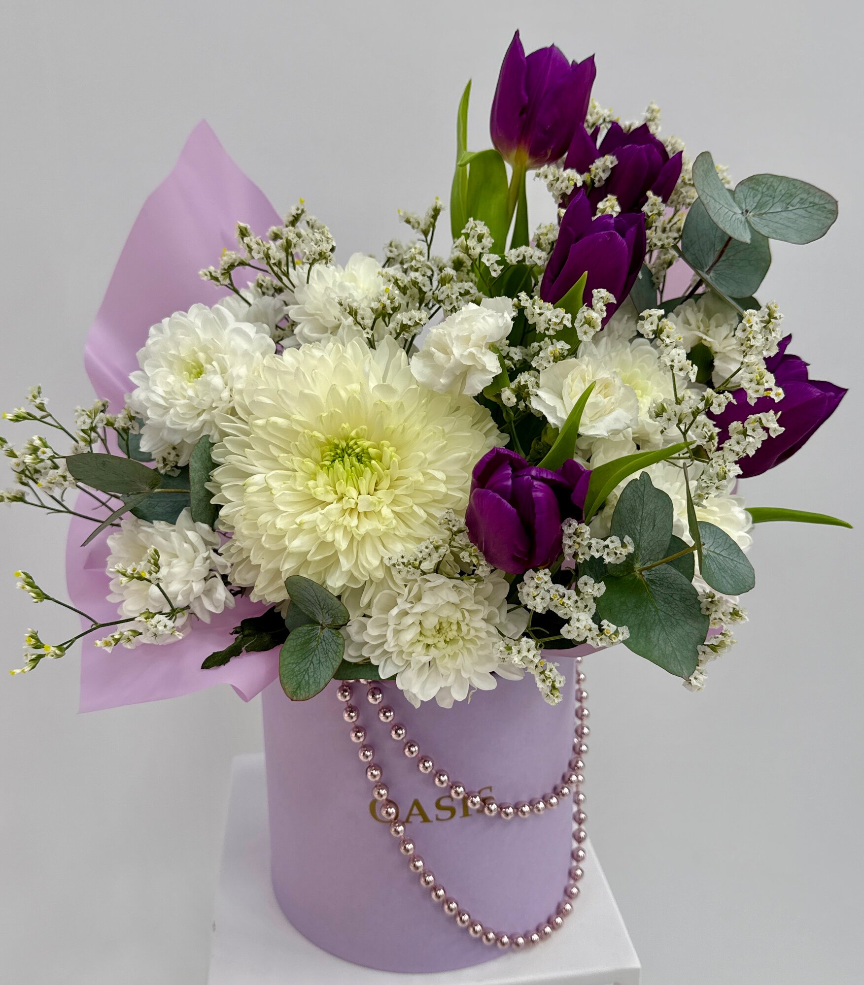 Цветочная композиция в шляпной коробке с тюльпанами и хризантемами