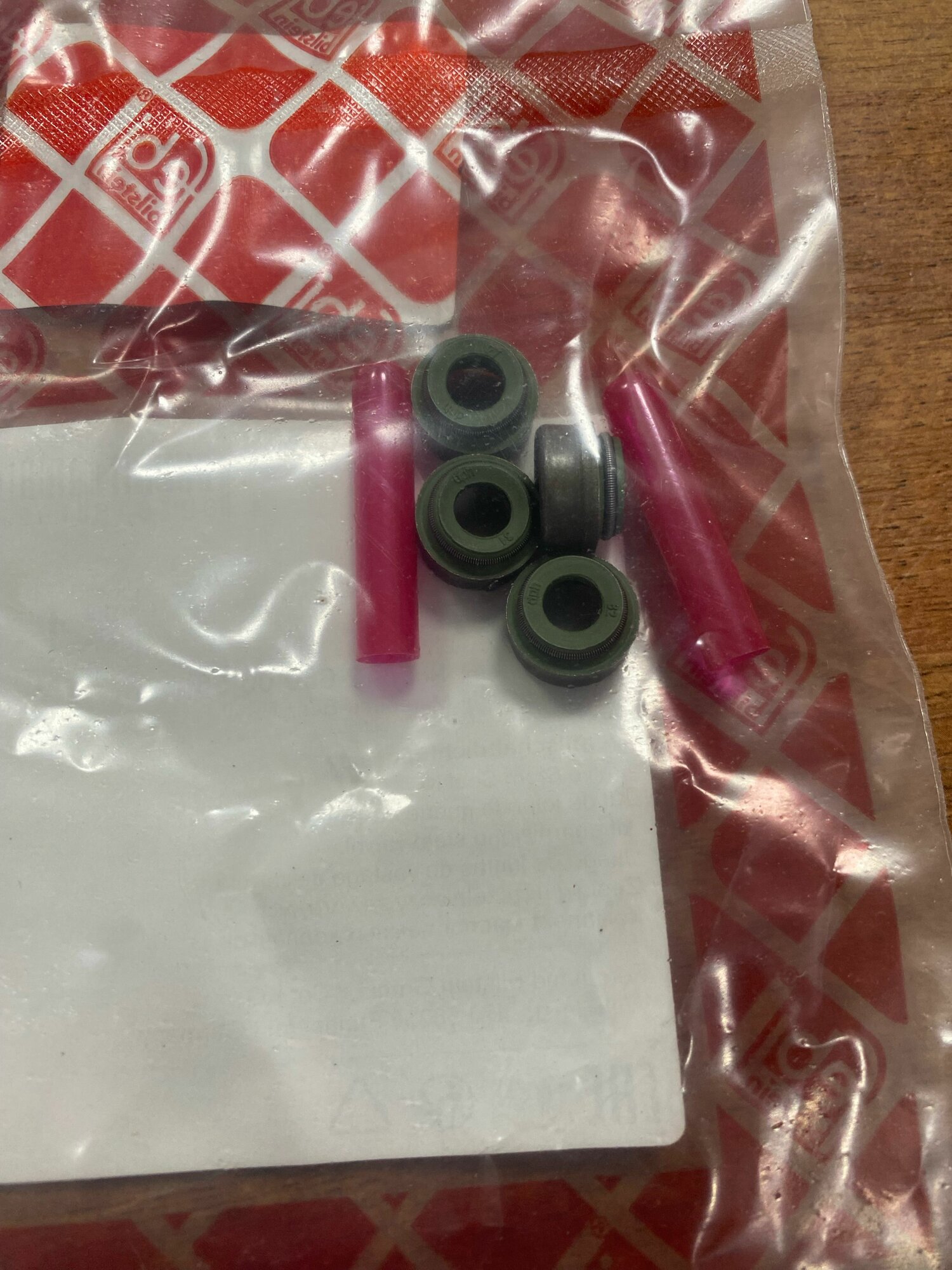 Сальники клапанов 4шт Mercedes w124 w202 w203 w204 w210 w124 w140 w220 w463