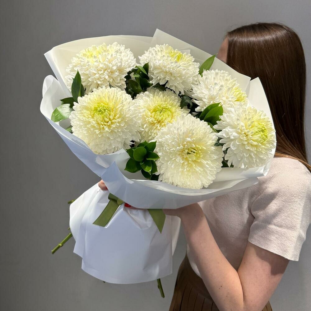 Букет из одноголовых крупных хризантем сорта Магнум , 7 штук, в подарочной упаковке