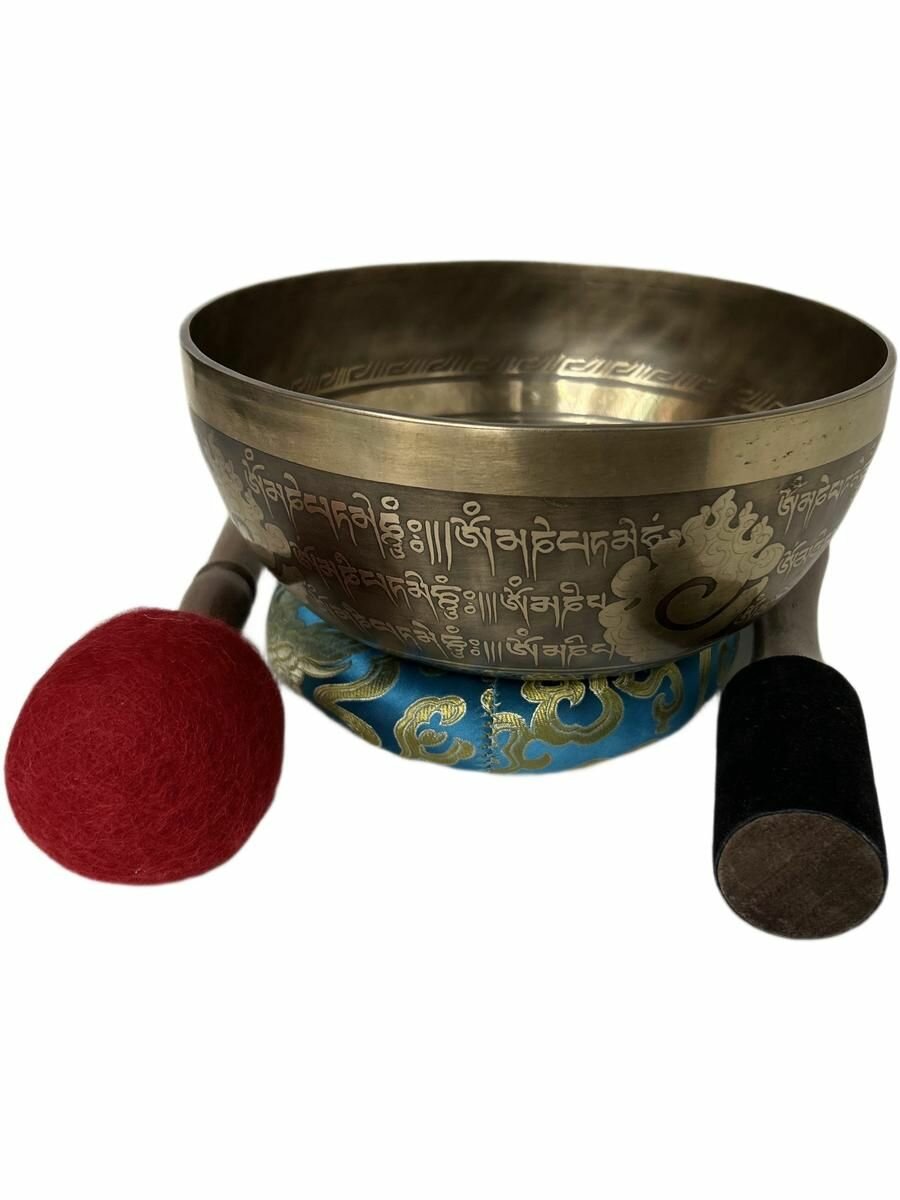 Тибетская поющая чаша тёмная с буддийскими символами (кованая): диаметр 21.3 см, нота До, 131 Гц, частота вибрации: 309 Гц, в комплекте со стиком и подушечкой