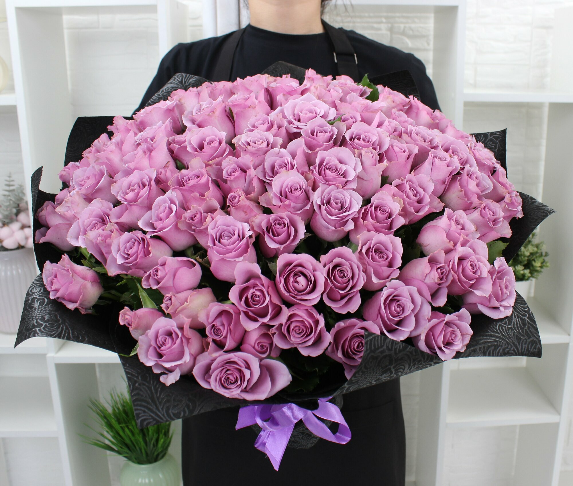 Монобукет THE FLOREAL сиреневая роза 101 штука, высота 40 см, с бантом
