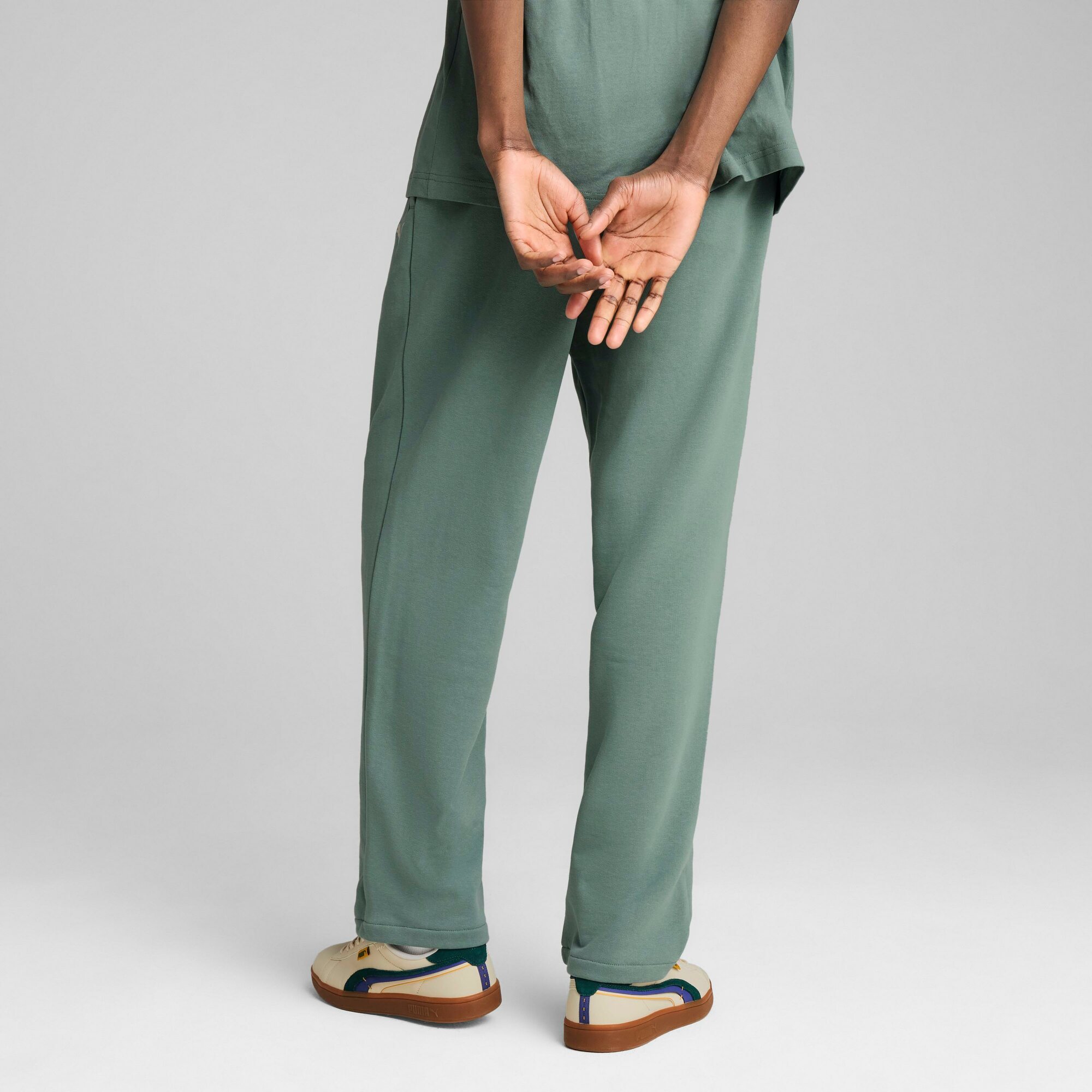 Брюки PUMA WARDROBE ESS Sweatpants, размер M, зеленый — фото 1