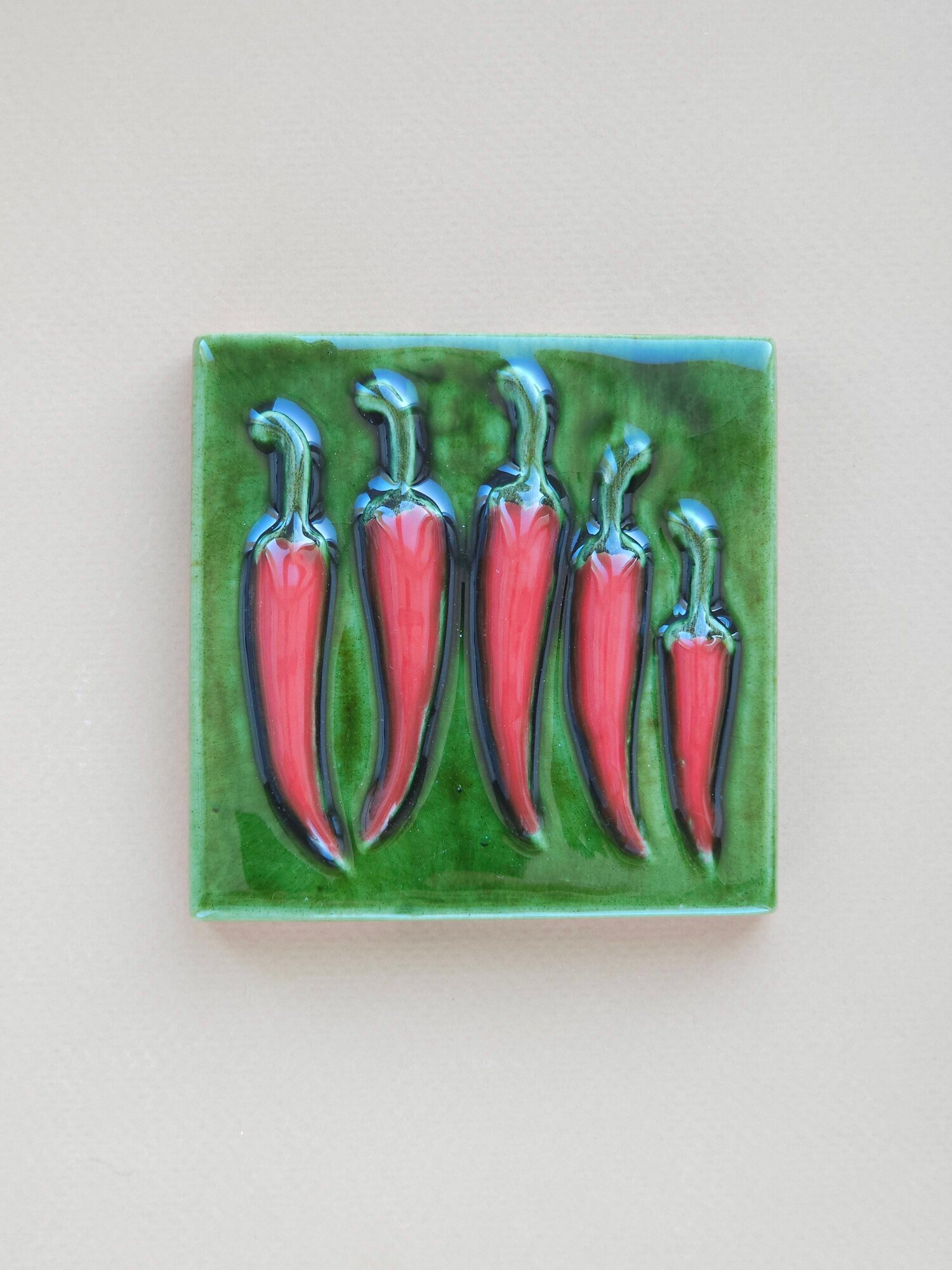 Перцы. Дивный урожай. Панно, изразец, настенный декор, плакетка, украшение настенное интерьерное. Ярославская майолика. Керамика ручной работы. Сделано в России.