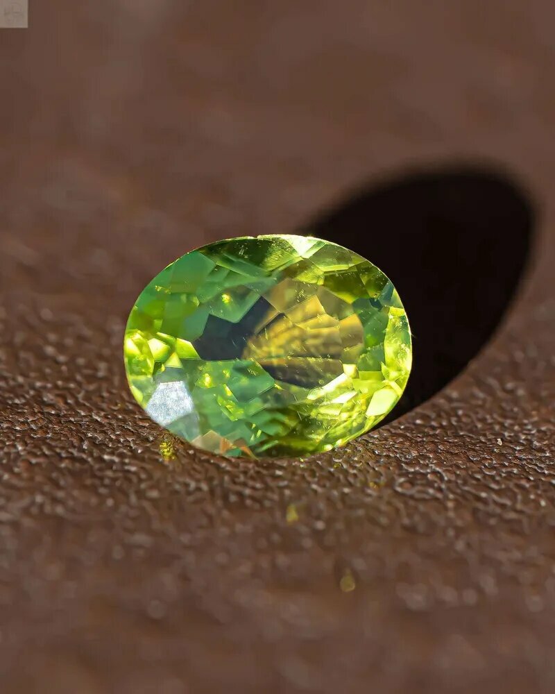 Хризолит (натуральный, природный), форма овал, 7х9 мм