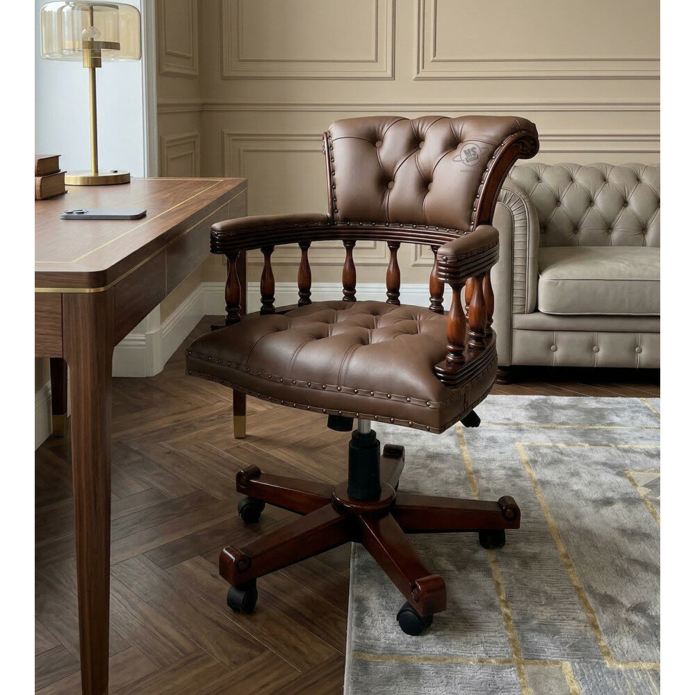 Классическое коричневое компьютерное кресло