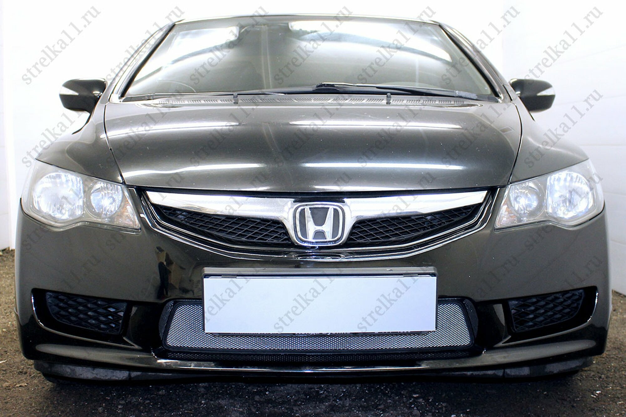 Защитная сетка радиатора с окантовкой и защелками для Honda Civic 4D 2008-2012 (VIII рестайлинг), хром