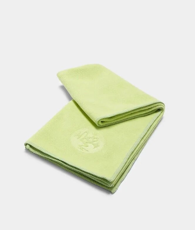 Мягкое и быстросохнущее полотенце Manduka eQua из премиум искусственной замши, приятное для кожи, с отличной впитываемостью и нескользящим эффектом, размер 67 на 40 см
