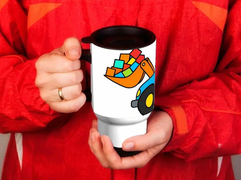 Тремокружка для авто с принтом "Синий трактор с ковшом. Яркая детская иллюстрация строительной машины с большими черными колесами и оранжевым погрузчиком, наполненным." 0.5 л.