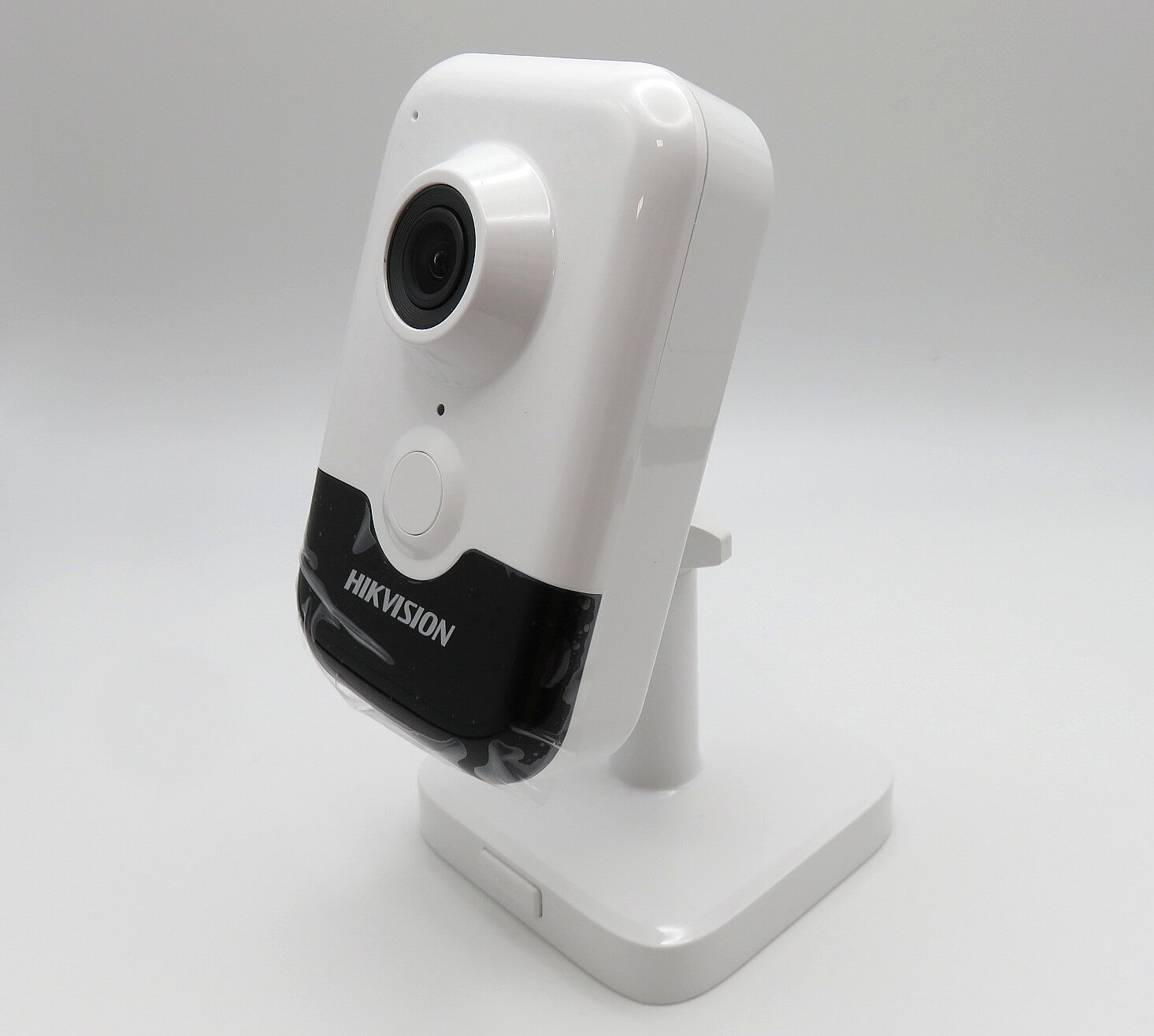 DS-2CD2443G2-IW(4mm)(W) IP видеокамера 4Mp Hikvision, PoE, Wi-Fi, поддержка SD/flash карт