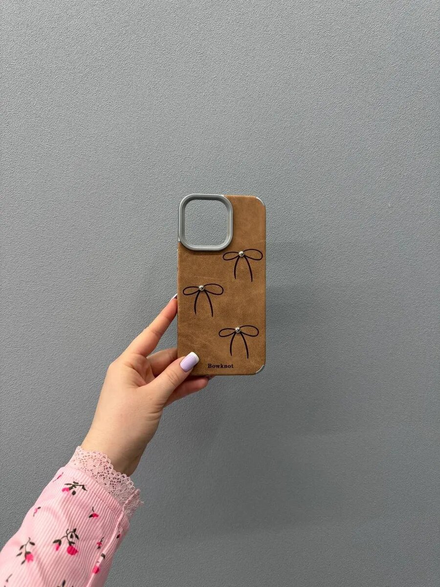 Чехол на Iphone 15 Pro Max , цвет коричневый , с элементами бантиков . — фото 1