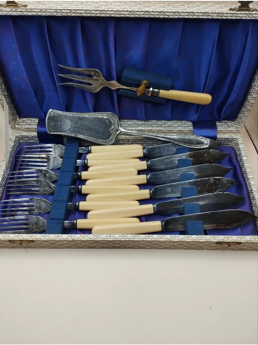 Антикварный набор столовых приборов.