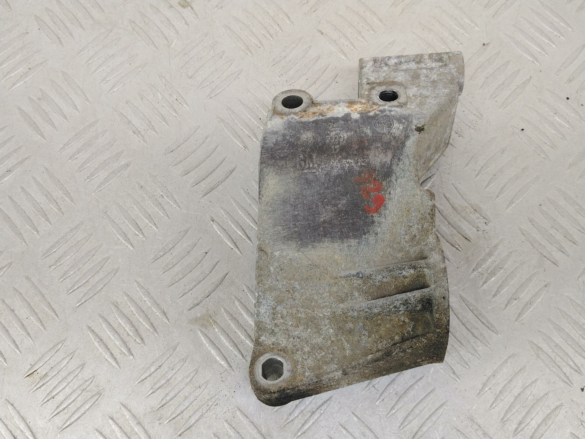 Кронштейн генератора Opel Astra G (1998 - 2009) 90571112