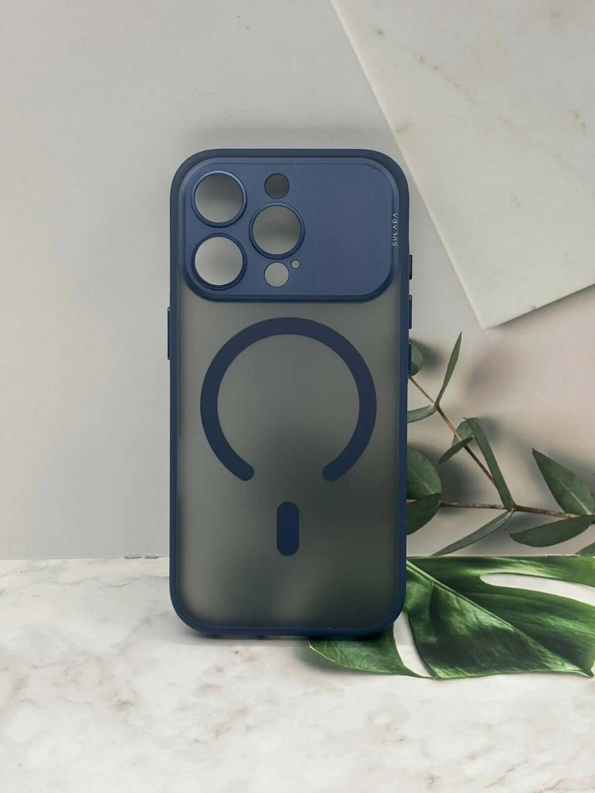 Пластиковый чехол на iPhone 16 Pro защитный